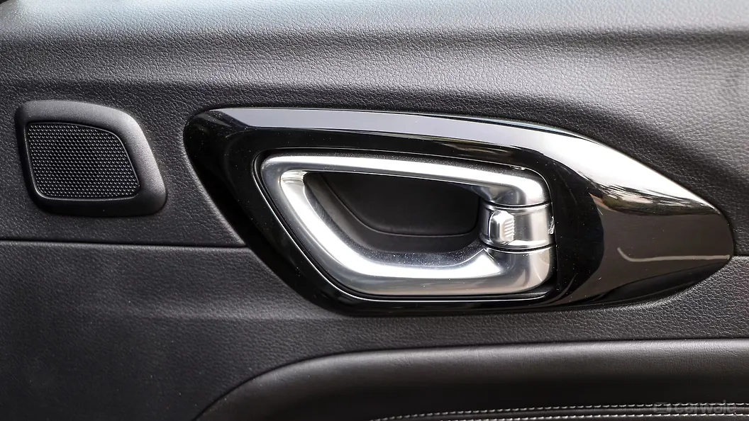 Compass Rear Door Pad Handle Image, Compass Photos in India - CarWale