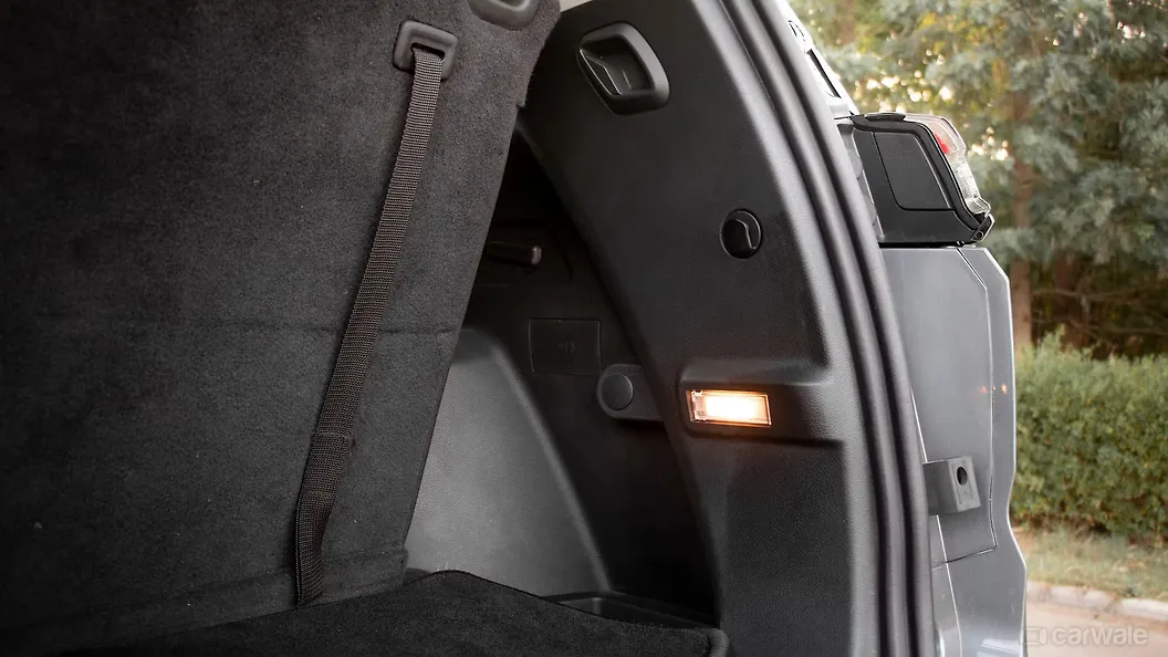 Meridian Boot Light Image, Meridian Photos in India - CarWale