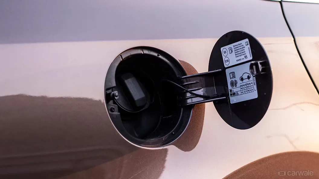 Rapid TSI Open Fuel Lid Image, Rapid TSI Photos in India - CarWale