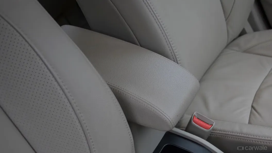 Ciaz Front Centre Arm Rest Image, Ciaz Photos in India - CarWale