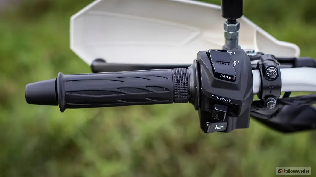 Hero Xpulse 200 RHS Switchgear Image – BikeWale