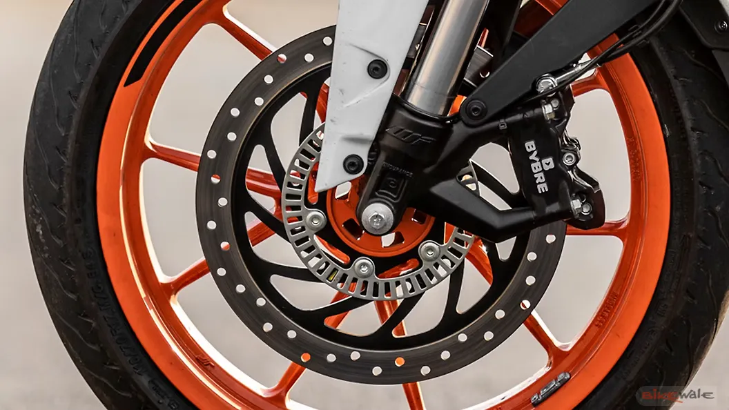 KTM 200 Duke [2021] Front Alloy Wheel Image – BikeWale