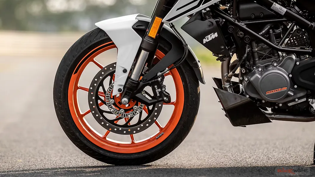 KTM 200 Duke [2021] Front Alloy Wheel Image – BikeWale