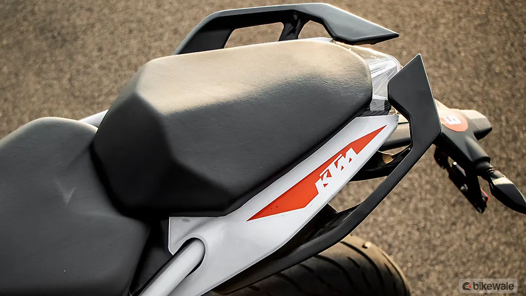 KTM 200 Duke [2021] Grab Rail Image – BikeWale