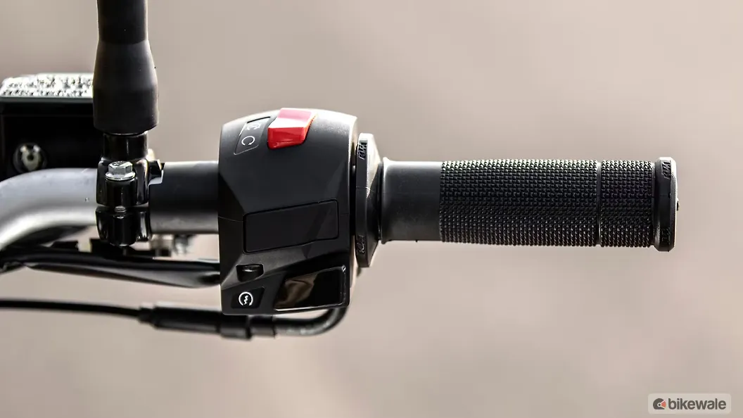 KTM 200 Duke [2021] Right Side Handelbar Throttle Grip Image – BikeWale