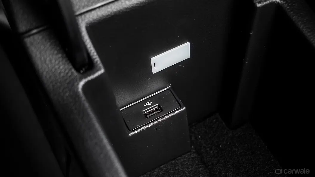 Superb USB Port/AUX/Power Socket/Wireless Charging Image, Superb Photos ... Superb USB Port/AUX/Power Socket/Wireless Charging Image, Superb Photos ...