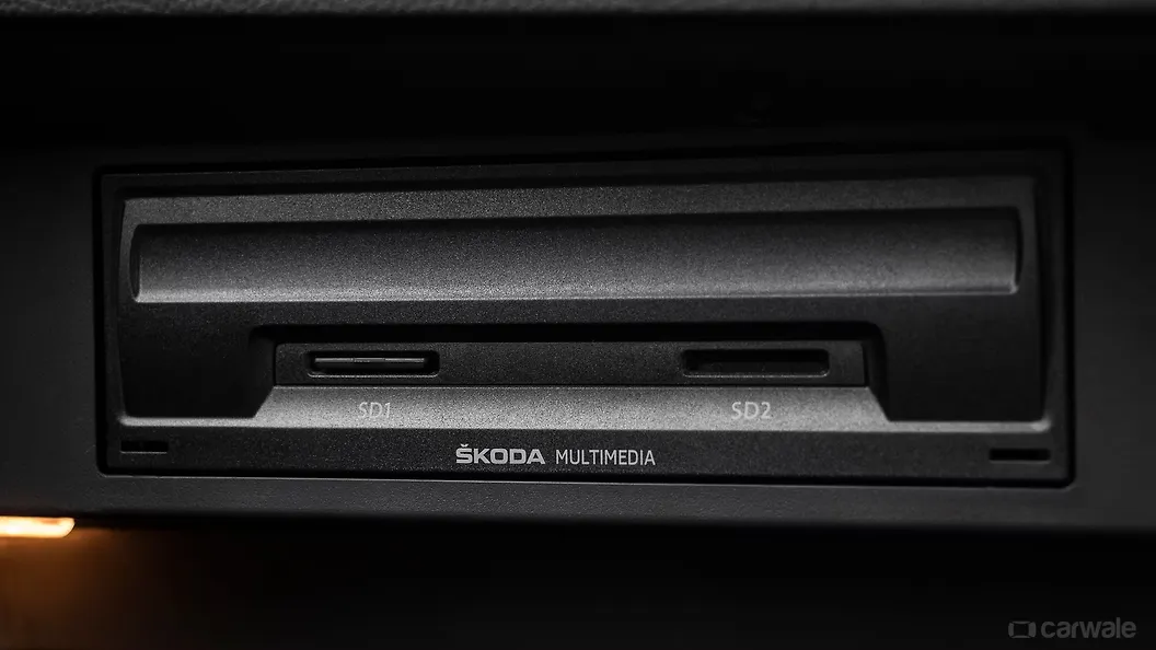 Superb USB Port/AUX/Power Socket/Wireless Charging Image, Superb Photos ... Superb USB Port/AUX/Power Socket/Wireless Charging Image, Superb Photos ...