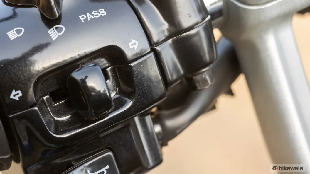 Royal Enfield Continental GT 650 Turn Indicators Switch Image – BikeWale