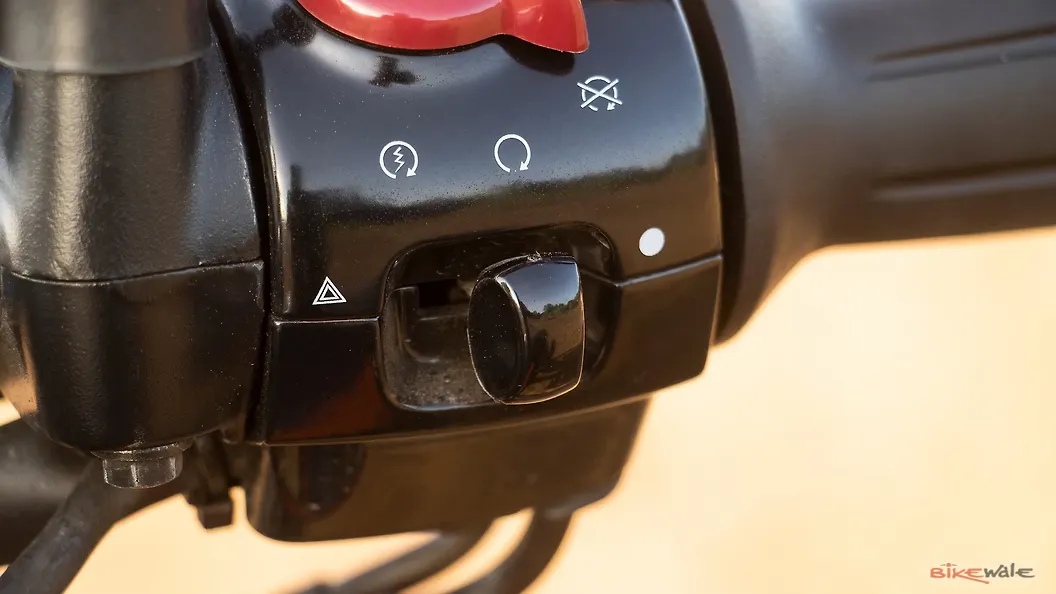 Royal Enfield Interceptor 650 Hazard Warning Lights Switch Image – BikeWale