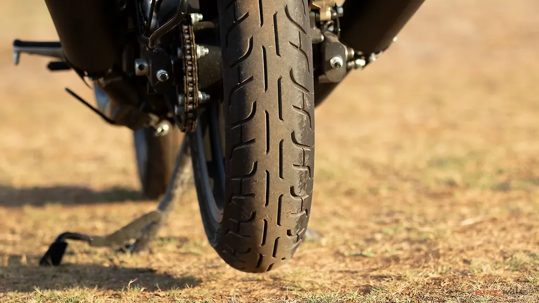Royal Enfield Interceptor 650 Rear Alloy Wheel Image – BikeWale