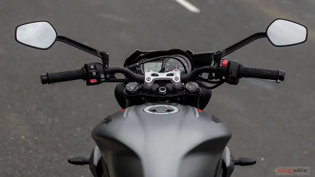 Triumph Street Triple R [2022] Handle Bar Image – BikeWale