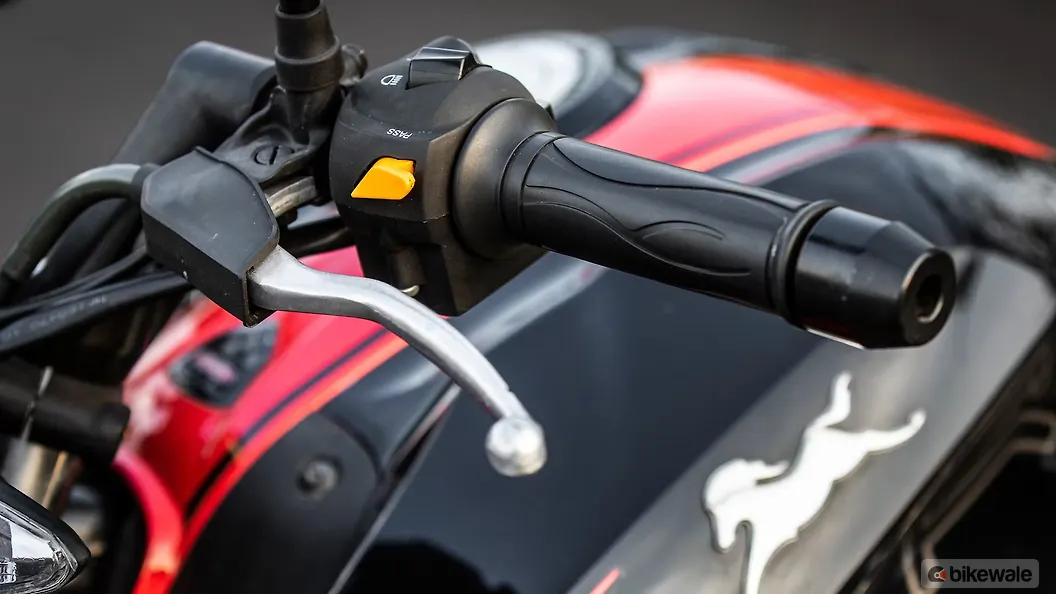 TVS Apache RTR 200 4V Right Side Handelbar Throttle Grip Image – BikeWale