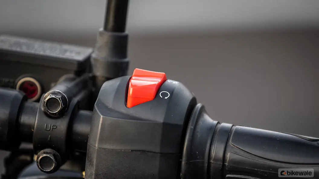TVS Apache RTR 200 4V Left Side Handlebar Grip Image – BikeWale