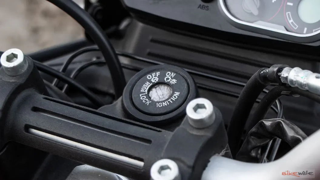 Royal Enfield Himalayan Hazard Warning Lights Switch Image – BikeWale