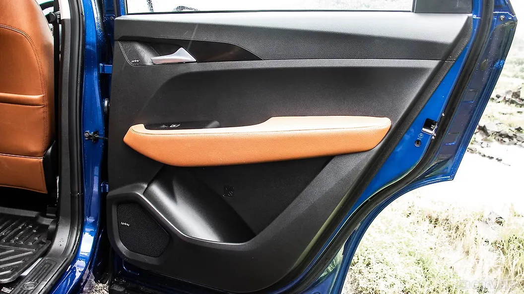 Hector Plus Front Door Handle Image, Hector Plus Photos in India - CarWale