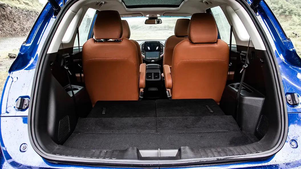 Hector Plus Rear View Image, Hector Plus Photos in India - CarWale