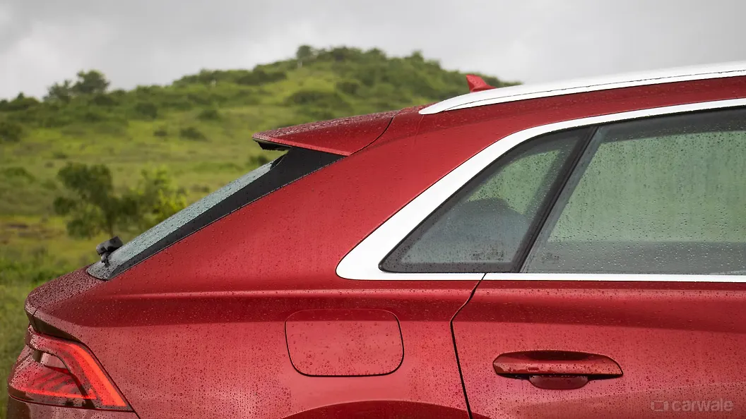Q8 Right Side View Image, Q8 Photos in India - CarWale