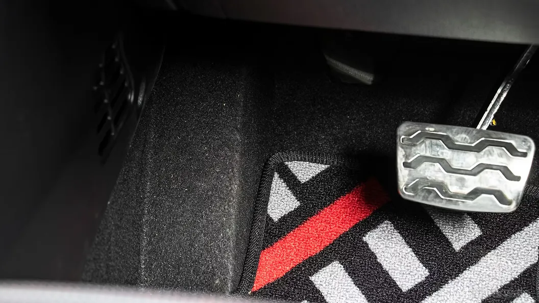 Sonet [2020-2022] Dead Pedal Image, Sonet [2020-2022] Photos in India ...