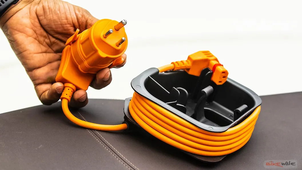 Bajaj Chetak Reverse Mode Switch Image – BikeWale