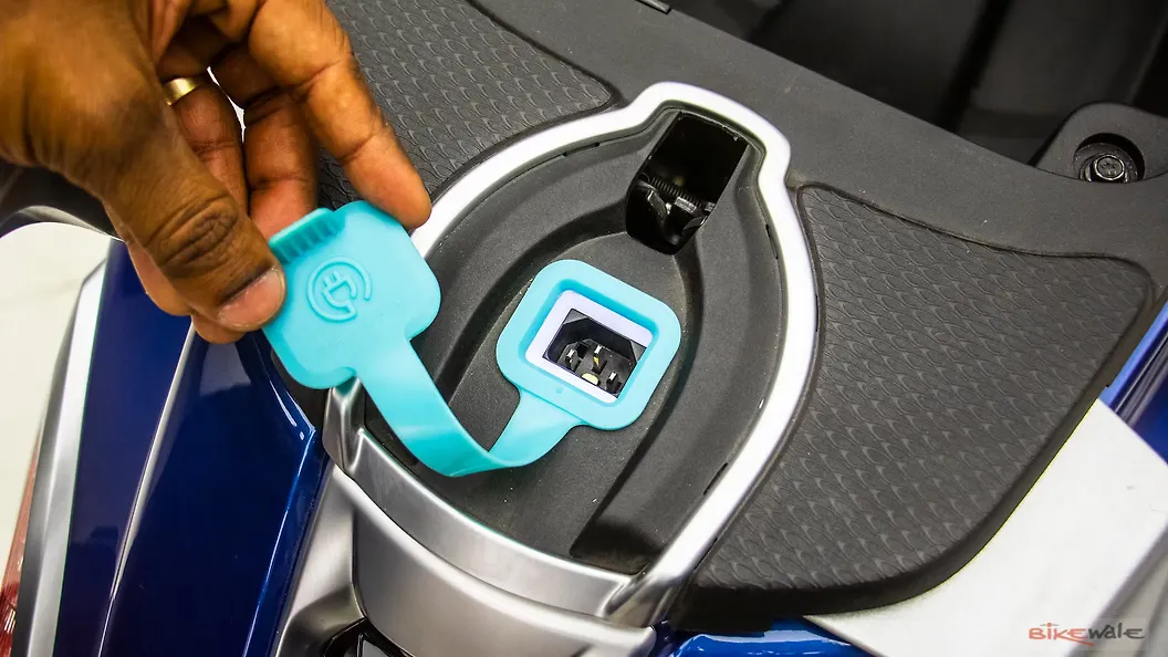 Bajaj Chetak Reverse Mode Switch Image – BikeWale