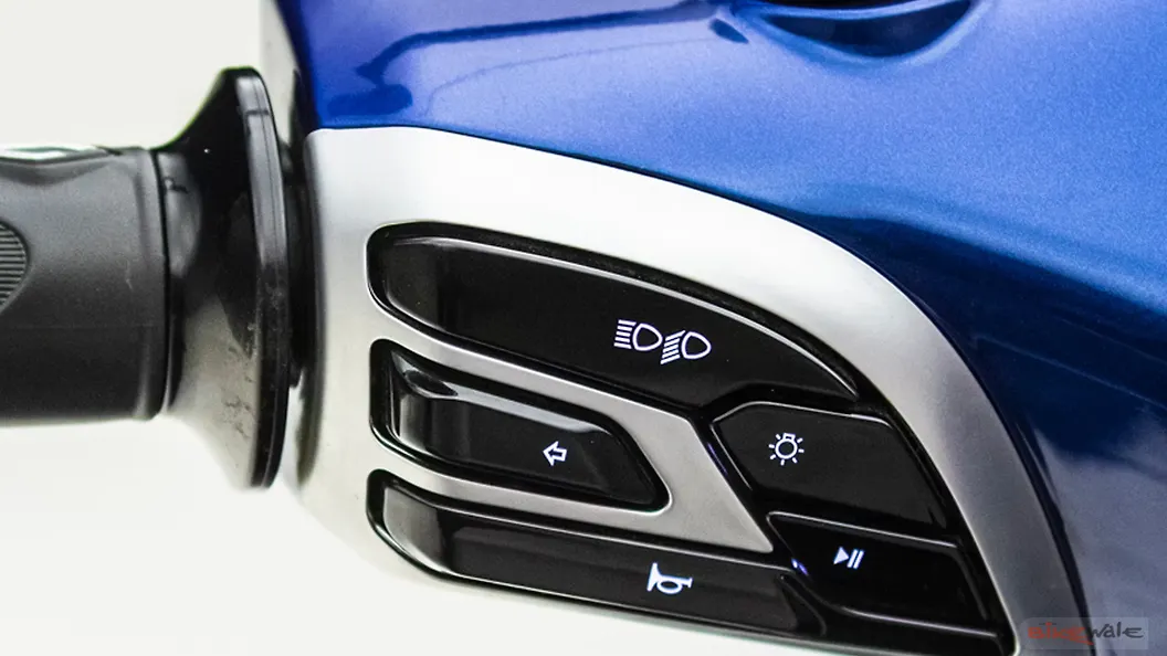 Bajaj Chetak Right Side Throttle Grip Image – BikeWale