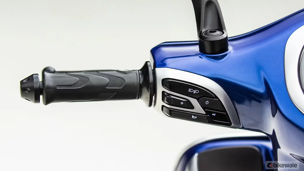 Bajaj Chetak Right Side Throttle Grip Image – BikeWale