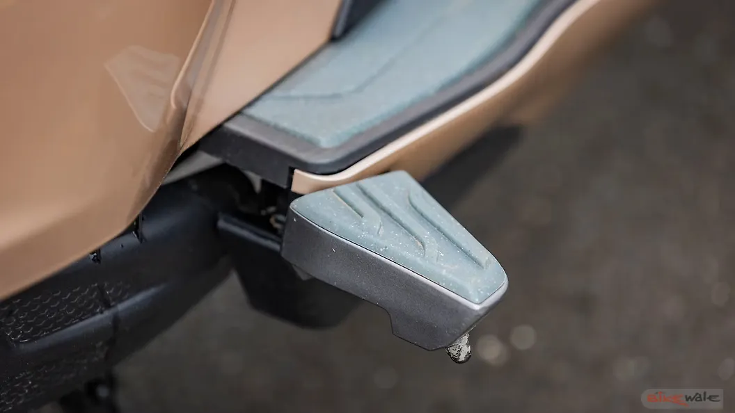 Bajaj Chetak Center Stand Image – BikeWale