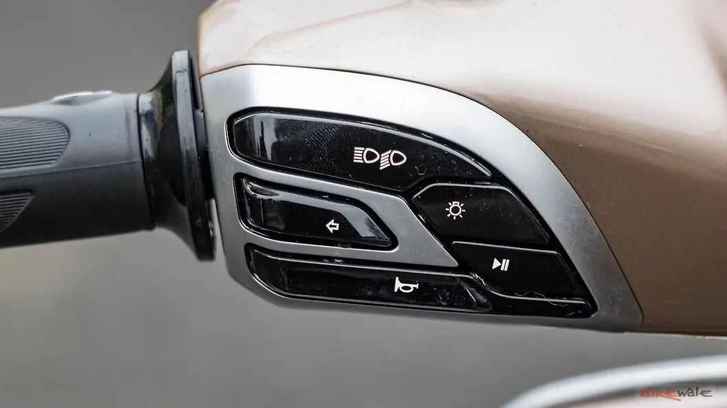 Bajaj Chetak Reverse Mode Switch Image – BikeWale