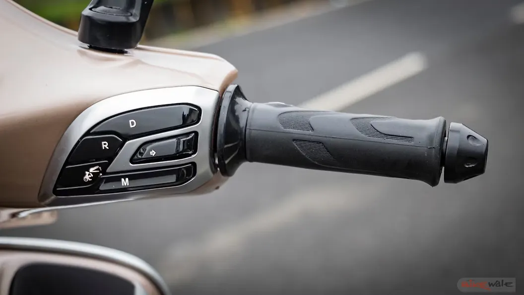 Bajaj Chetak Right Side Throttle Grip Image – BikeWale