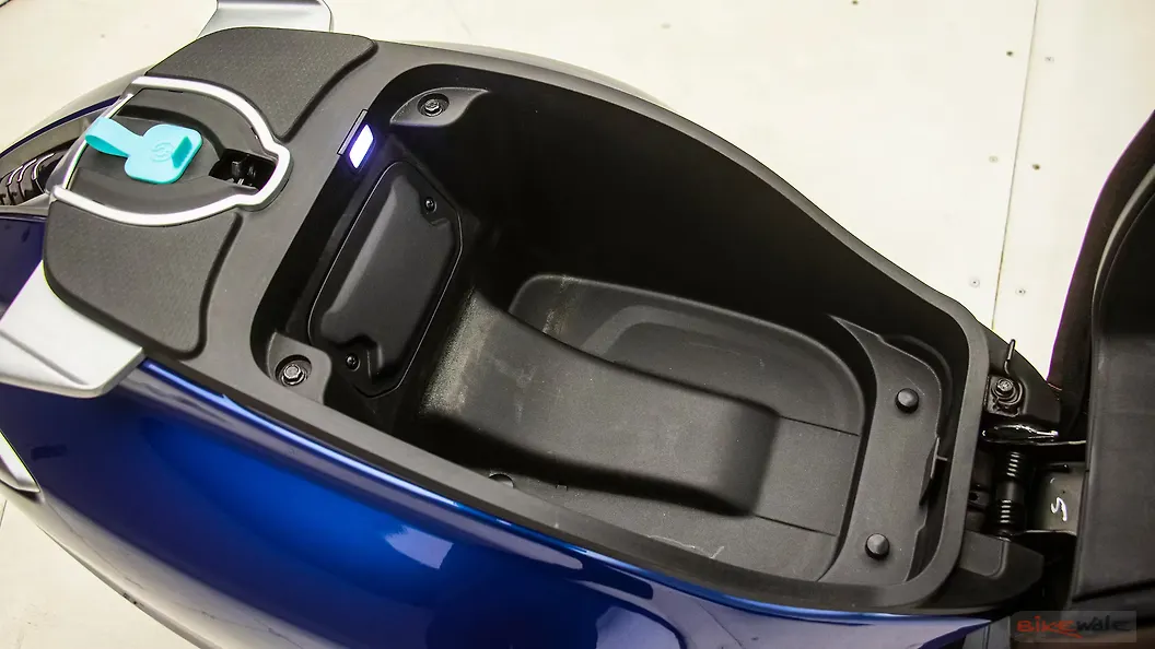 Bajaj Chetak Underseat Storage Light/Boot Light Image – BikeWale