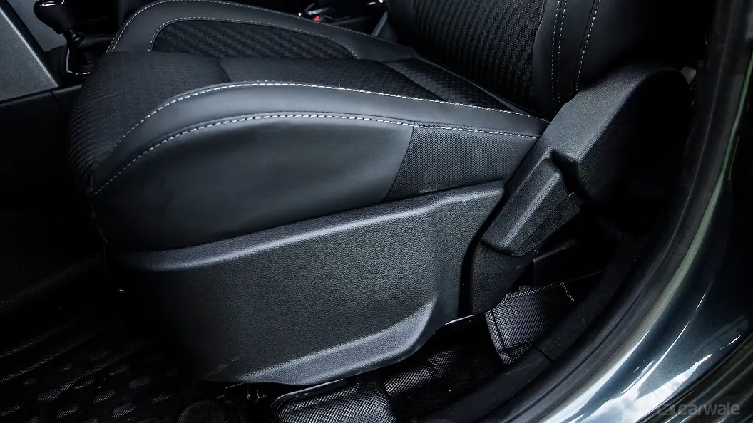 Thar Front Row Seats Image, Thar Photos in India - CarWale