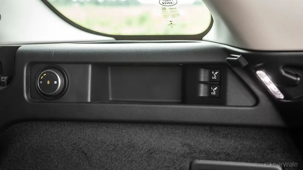 Discovery Sport Boot Light Image, Discovery Sport Photos in India - CarWale