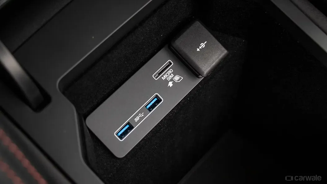 Discovery Sport USB Port/AUX/Power Socket/Wireless Charging Image ...