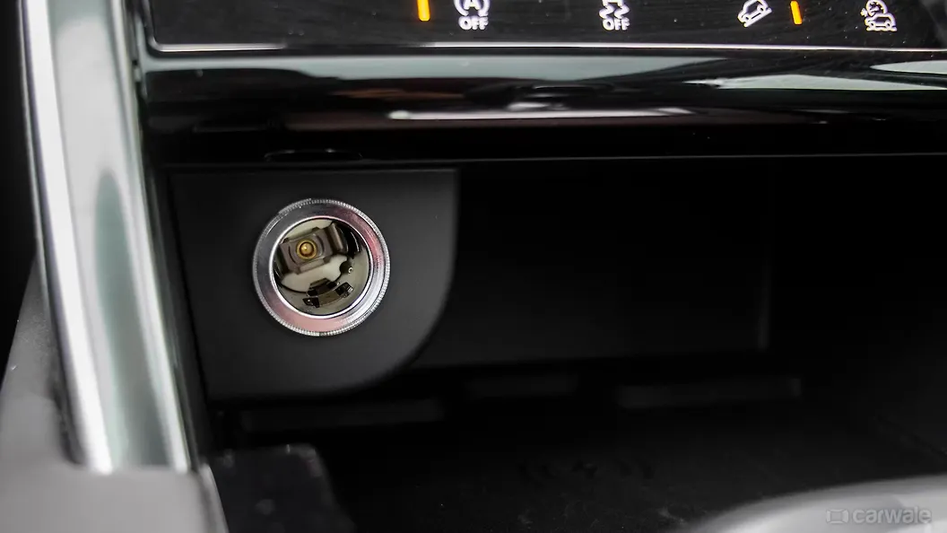 Discovery Sport USB Port/AUX/Power Socket/Wireless Charging Image ...