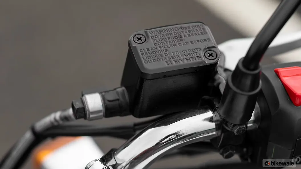 Royal Enfield Interceptor 650 Front Disc Brake Reservoirs Image – BikeWale