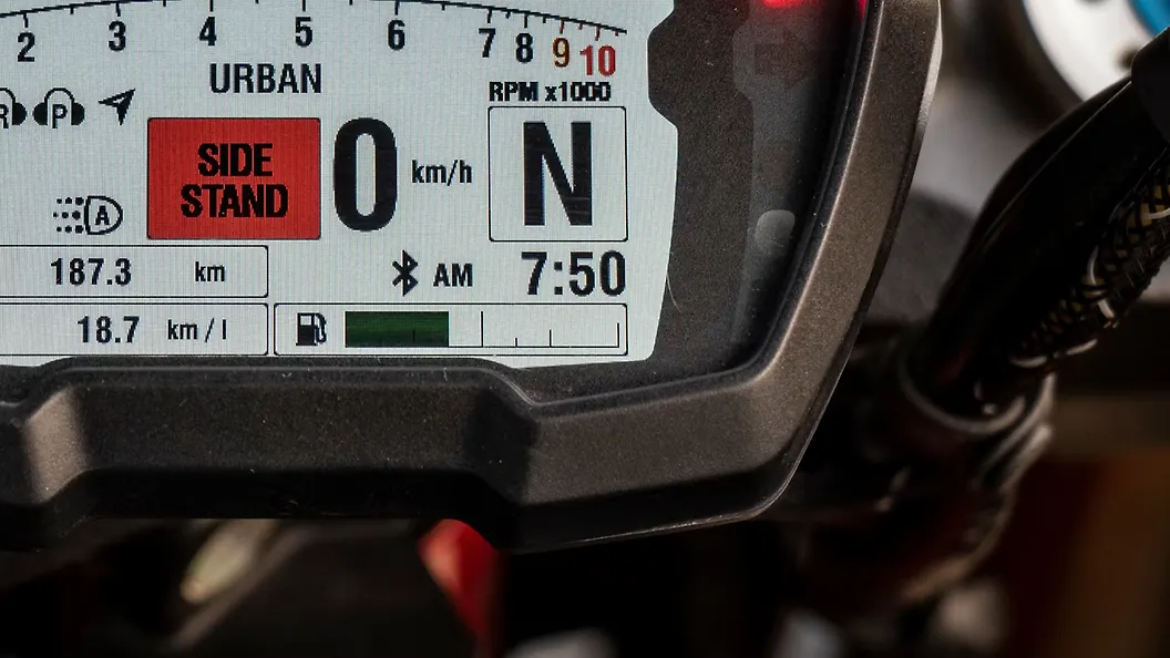 Ducati Diavel 1260 Clock Image – BikeWale