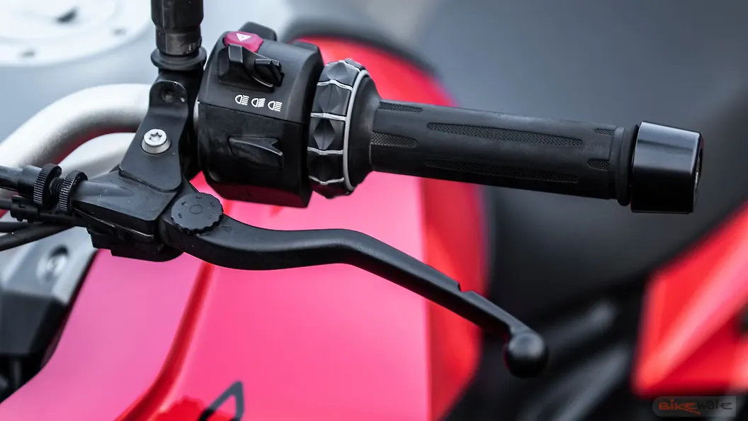 BMW F900XR [2021] Rider Footpeg Image – BikeWale