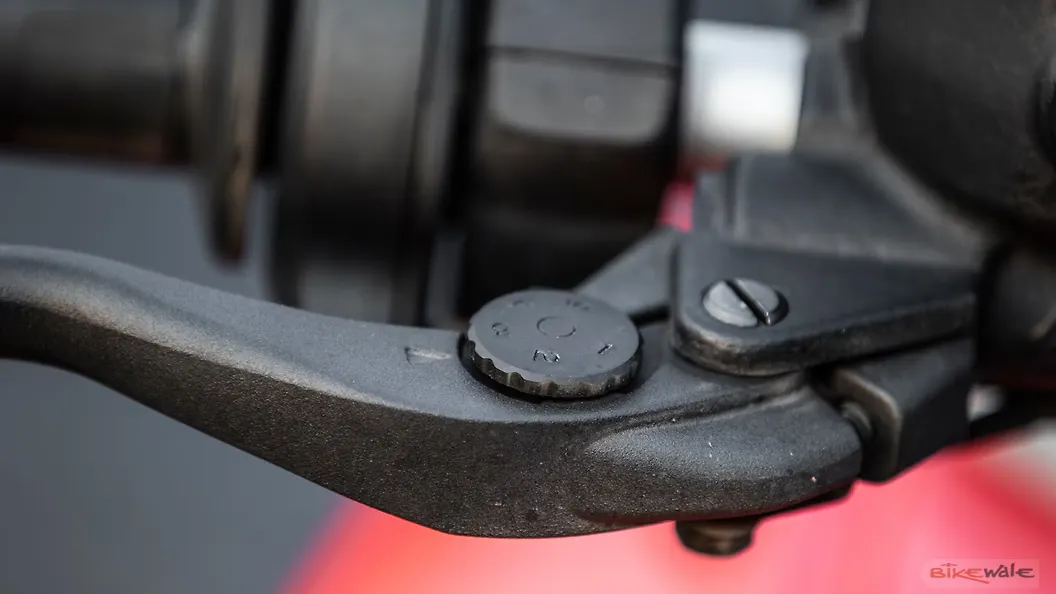 BMW F900XR [2021] Rider Footpeg Image – BikeWale