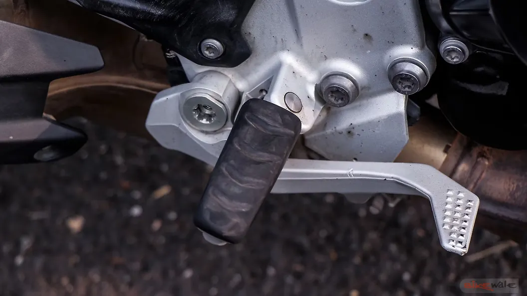 BMW F900XR [2021] Rider Footpeg Image – BikeWale