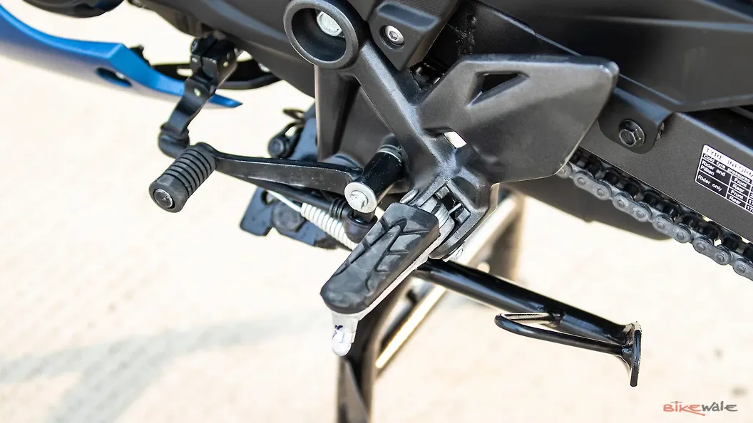 Honda Hornet 2.0 Rider Footpeg Image – BikeWale