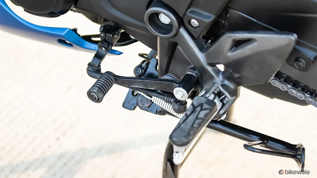 Honda Hornet 2.0 Rider Footpeg Image – BikeWale
