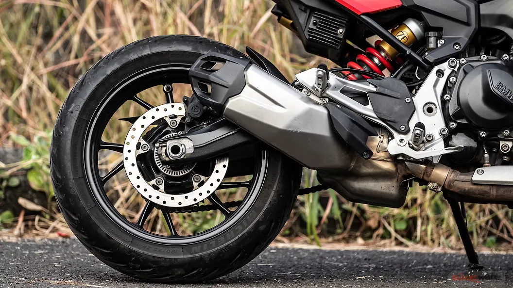 BMW F900XR [2021] Rear Reflex Reflector Image – BikeWale