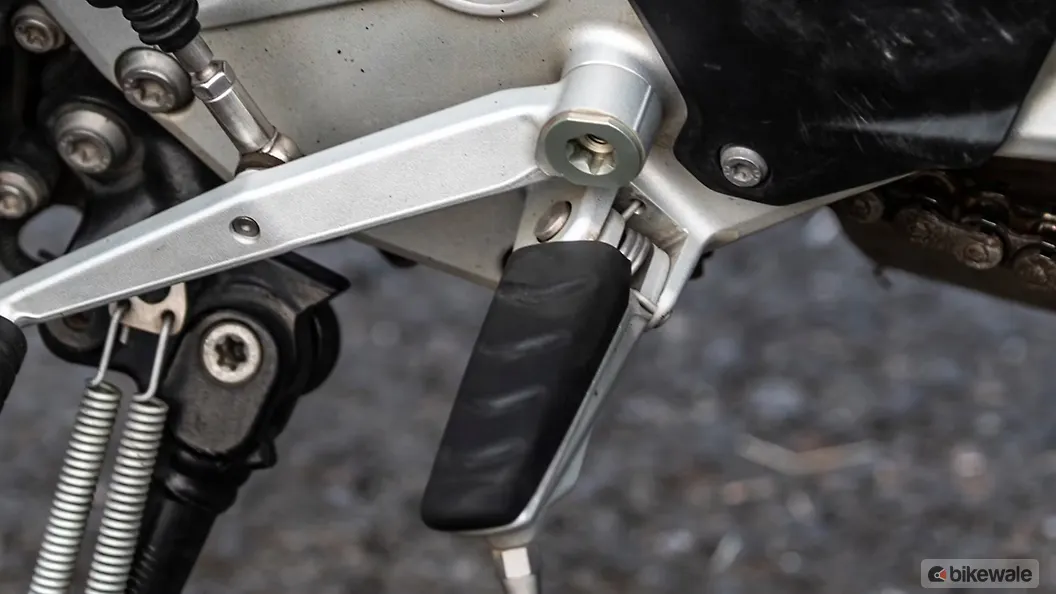 BMW F900XR [2021] Seat Remove/Fix Lock Image – BikeWale