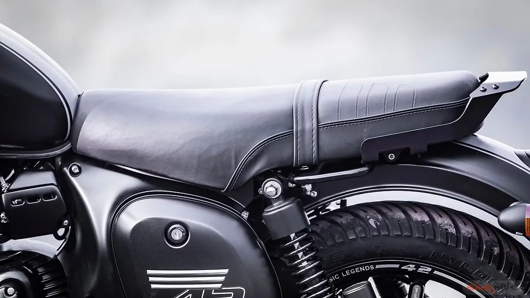 Jawa 42 Bike Seat Image – BikeWale