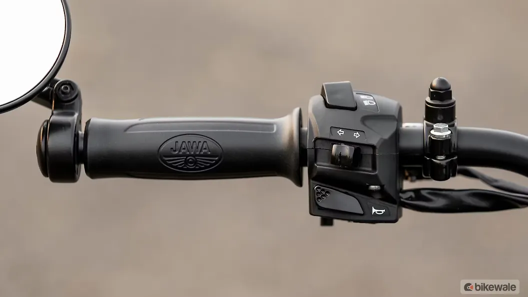 Jawa Perak Left Side Handlebar Grip Image – BikeWale