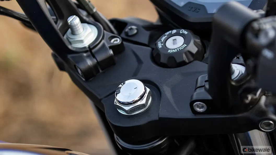 TVS Apache RTR 200 4V Handlebar Image – BikeWale
