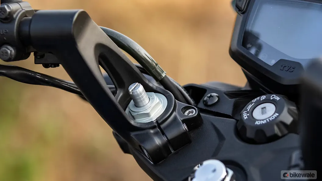 TVS Apache RTR 200 4V Handlebar Image – BikeWale