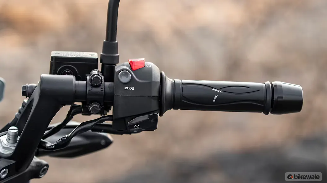 TVS Apache RTR 200 4V Handlebar Image – BikeWale