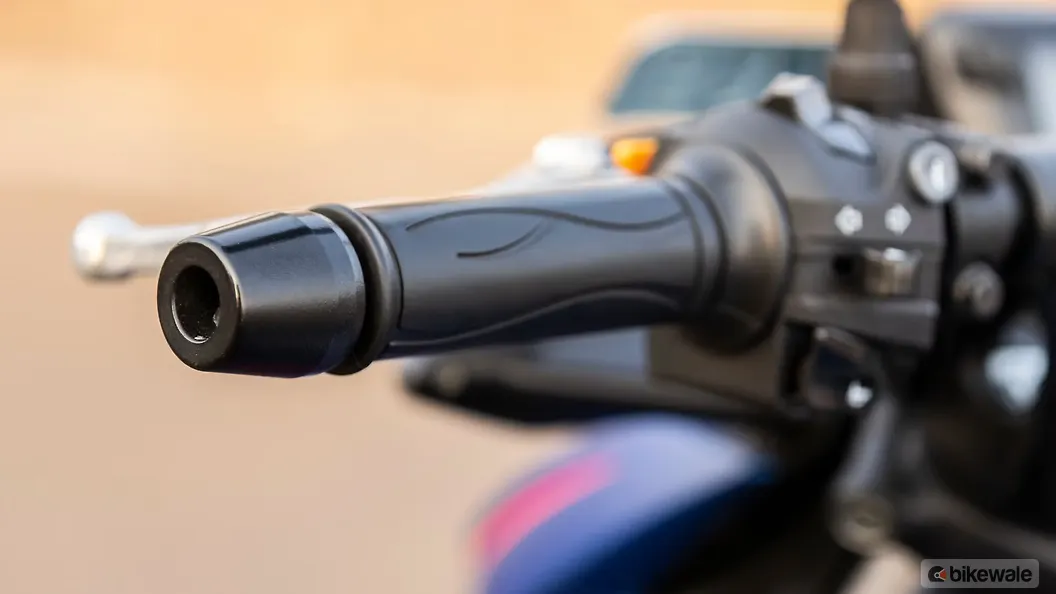 TVS Apache RTR 200 4V Handlebar Image – BikeWale