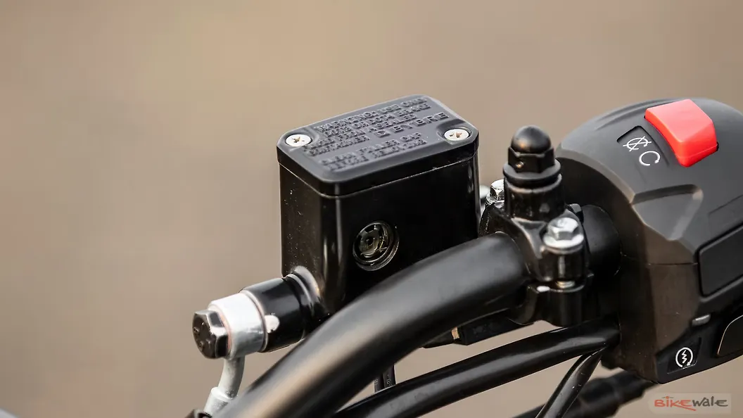 Jawa Perak Right Side Handelbar Throttle Grip Image – BikeWale